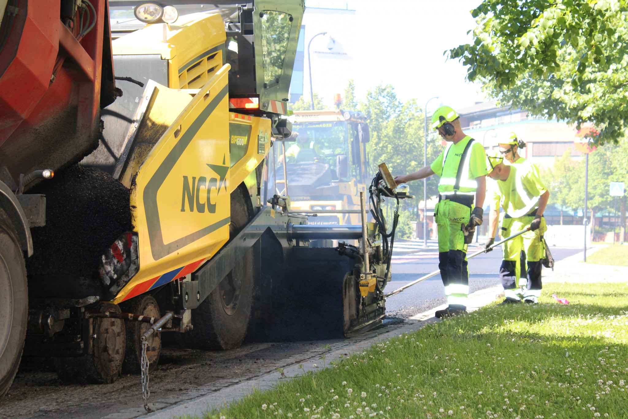 NCCs veiarbeidere starter opp med veivedlikehold og asfaltering. NCC er opptatt av sikkerheten ...